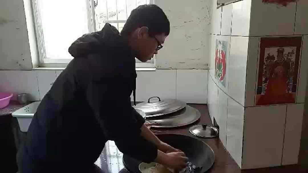 高二1班家务劳动剪影之曹磊
