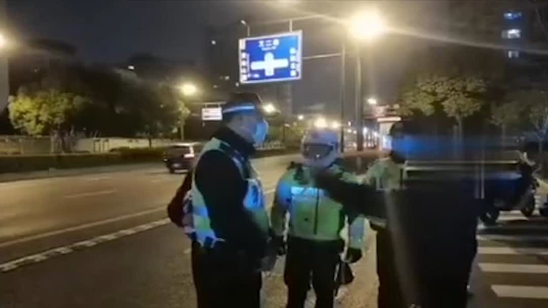 杭州醉酒男骑电动车闯红灯,口罩挂脖上大喊:我是岳飞,我爱国