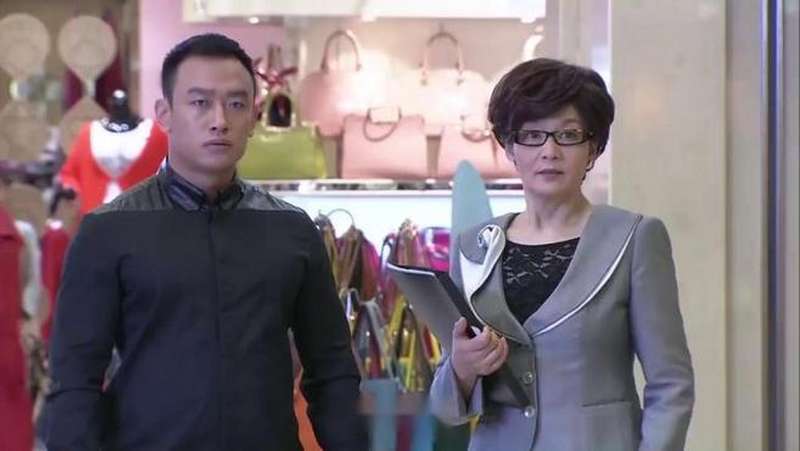 女总裁视察商场,却撞见主管和对手私下见面,立马察觉不对劲!