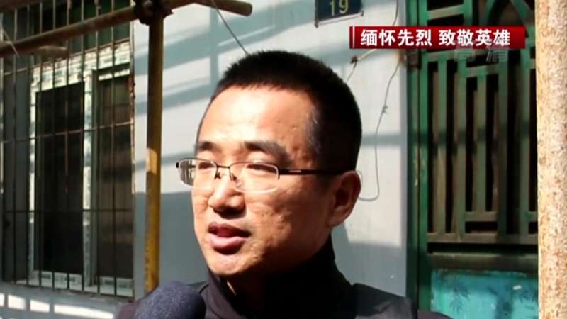 武汉:救火烈士回家 家乡市民自发悼念