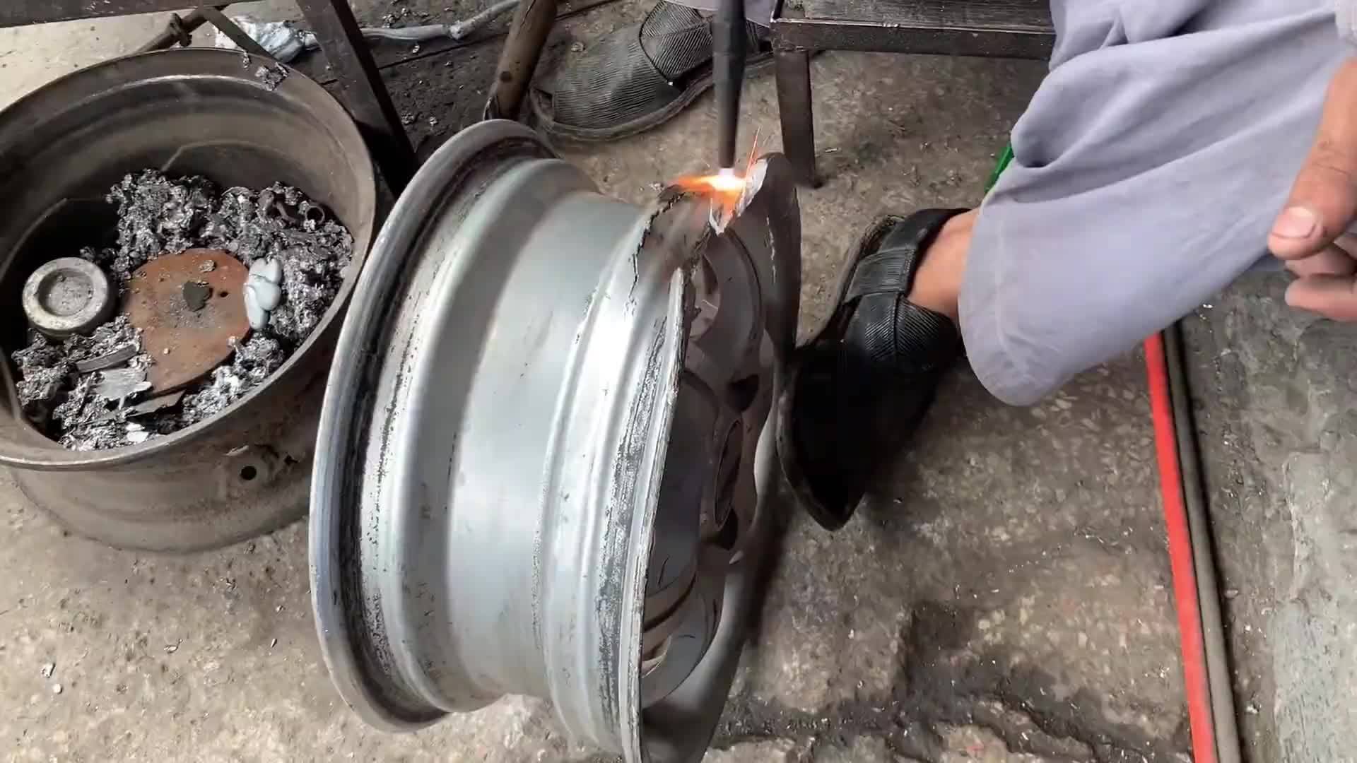 巴铁师傅维修破损的汽车轮毂全过程