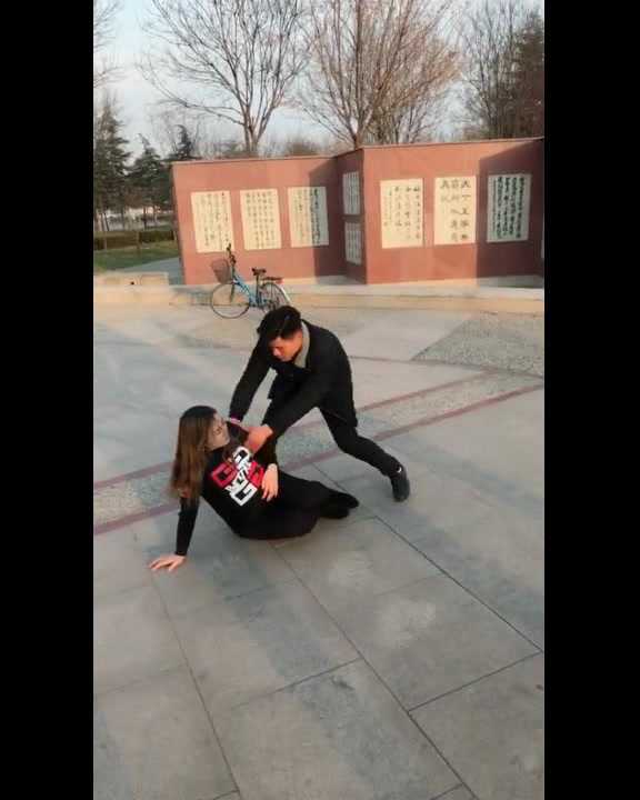 男子看见孕妇摔倒立马去扶,结果扶起来是个碰瓷高手!