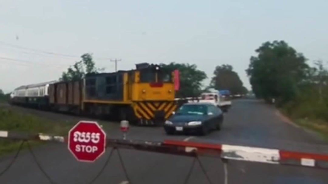 死里逃生!小轿车抢道火车 差1秒就被火车撞击