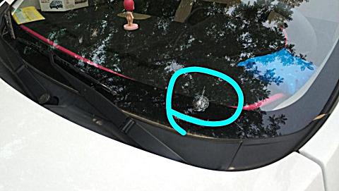 汽车前挡风被砸个洞, 去4S店要好几百, 老司机支招, 30块就能搞定