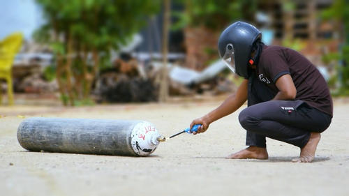 牛人点燃氧气罐,爆炸一刻,场面太壮观了!