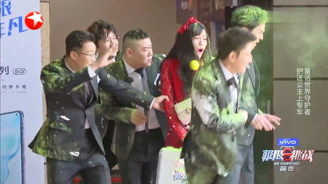 极限挑战:邓伦被“爆炸垃圾桶”吓到表情包?幼小心灵被打击了