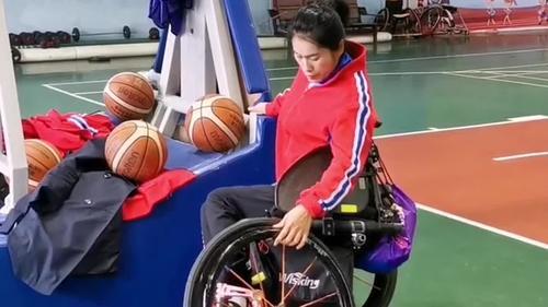 队友们在训练,小姐姐在旁边维修自己的生活轮椅,无奈写满了心头!