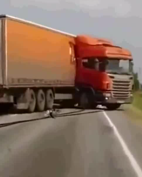 活了这么多年没有见过这么厉害的老司机,行车记录仪拍下全程