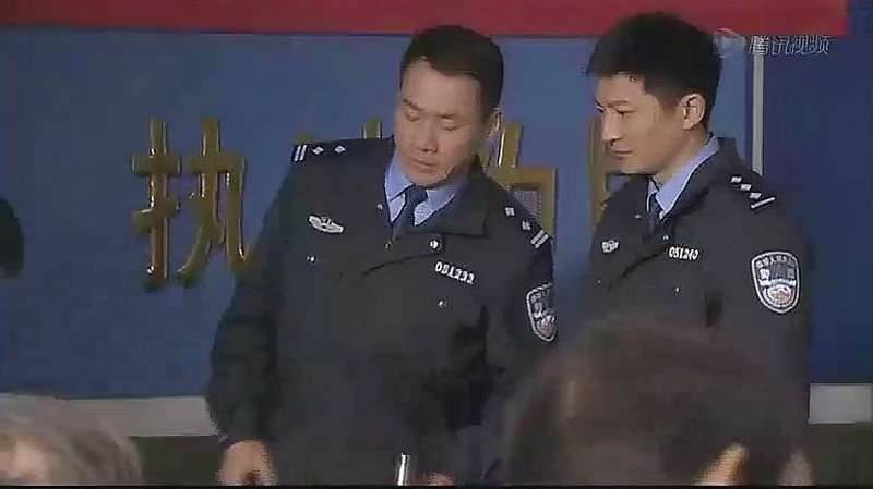 营盘镇警事:新局长召开会议,名牌放错位置,张嘉译赶紧调换过来