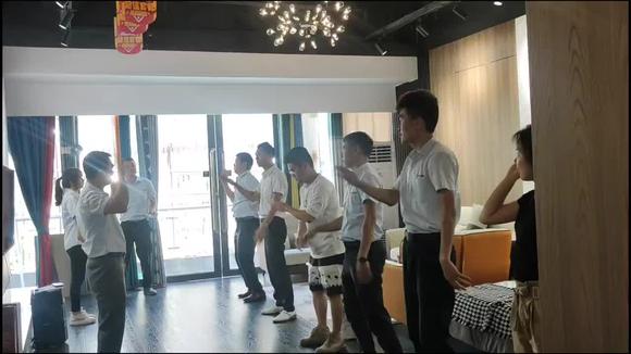 发个库存视频,团队最早开始练晨会舞蹈的样子,硬邦邦ߌ