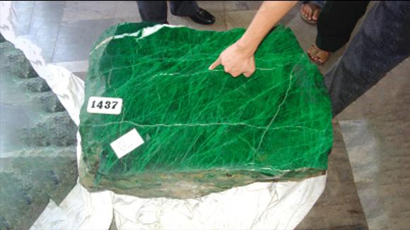 花65万买到一块翡翠原石,一刀切开能出250个手镯!