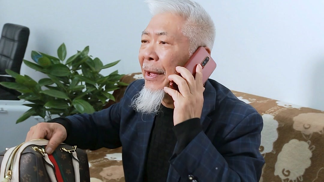 朋友叫老公出去玩,老公在家等老婆查岗,看看老婆怎么查岗?