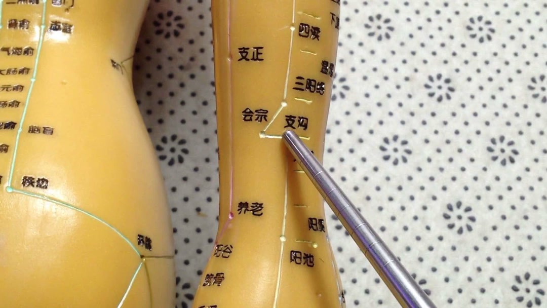 中医教你:按揉支沟穴能缓解便秘,排除体能毒素,非常好试试