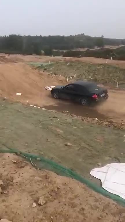 明明是一辆家用轿车,却被车主玩出了越野车的感觉,真够任性的
