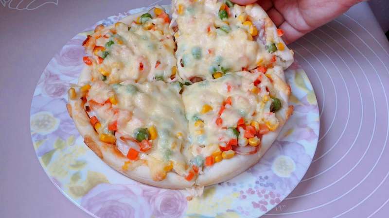 双拼披萨,满满的培根和大虾仁