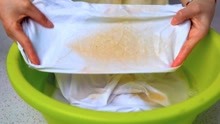 白色衣服发黄难清洗?撒上食盐和它搓洗一下,几分钟就和新的一样