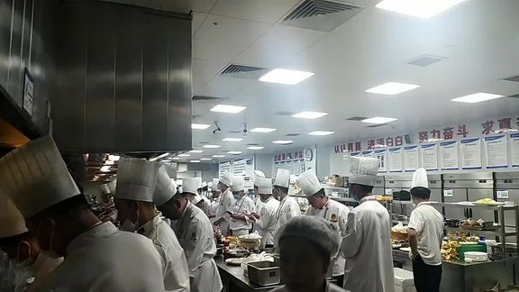 “崇礼菜单”2019年中国烹饪大师邀请赛,主厨房繁忙作业场景
