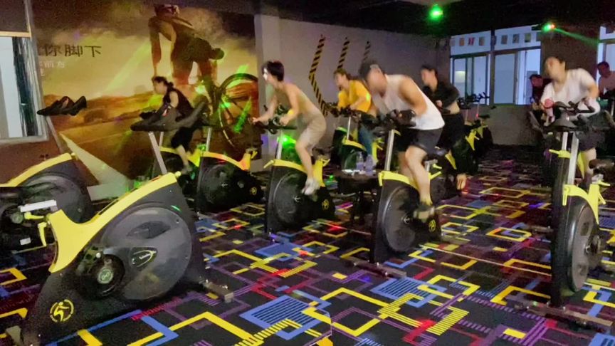 #动感单车#减脂#有氧,动感单车课和会员一起嗨起来。