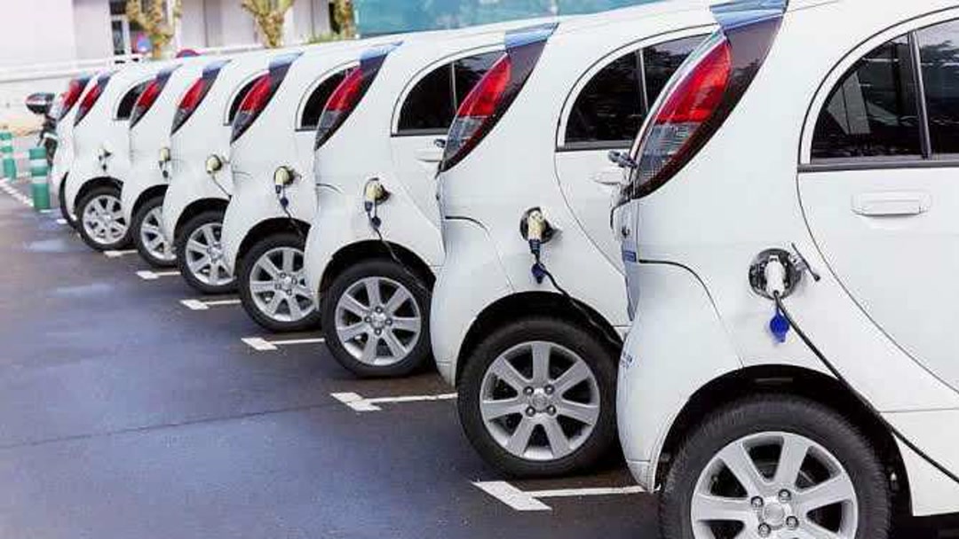 电动汽车将要实现无线充电网友:一边开车一边就充好电了!