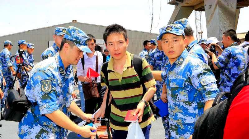中国3次撤侨感动无数国人,军舰上霸气的标语,无关人都不敢靠近