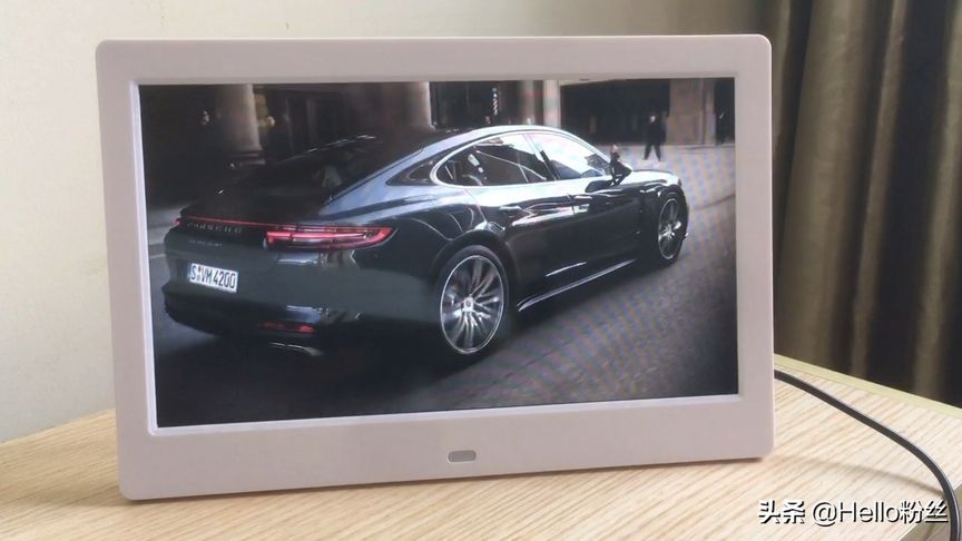 好高清的小尺寸广告机哦!插上U盘就可以自动滚动循环播放视频