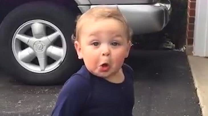 宝贝第一次看见自动升降门,接下来的一幕,网友都笑翻了