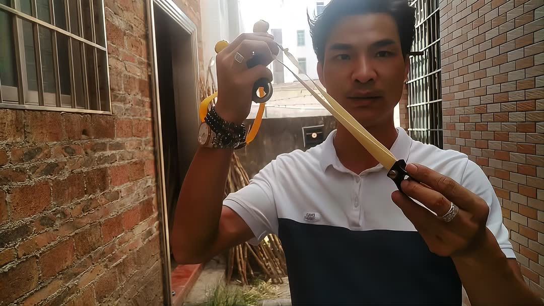 无架弹弓和有架弹弓十米打五分靶,无架全打偏,弹弓技术靠练出来