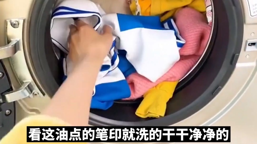 喷在难洗的地方,扔进洗衣机就可以了,油渍墨水啥的,不用手搓就能洗的...