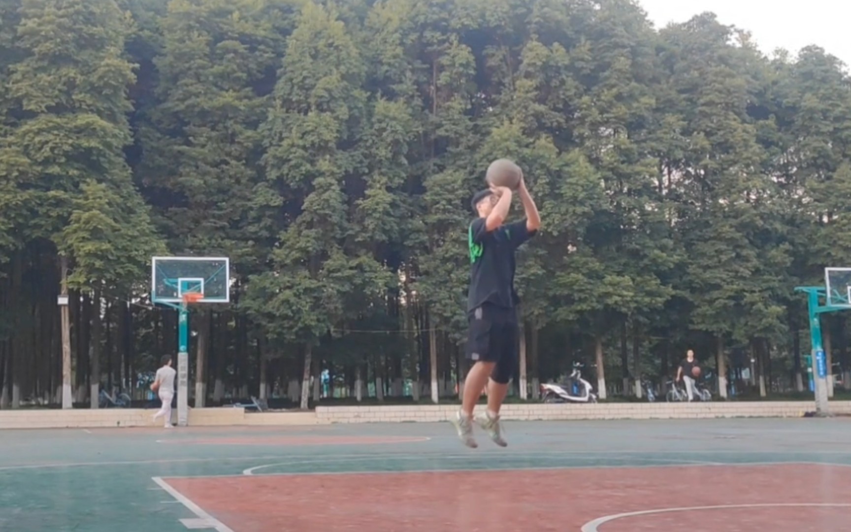 投篮姿势修正中。录一段视频,想听听b站大佬们的意见。