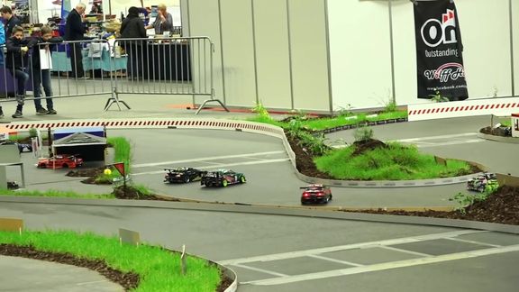 RC模型:巨型遥控漂移车在行动