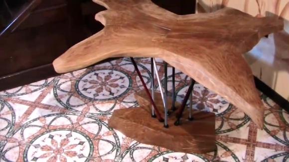 废墟里挑出一块木头,纯手工打造成一个实木桌子,看看怎么样