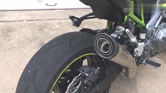 川崎Z900换装SC排气管,不愧为四缸车,声浪相当悦耳!