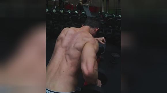 运动秀:俯身哑铃划船的标准动作