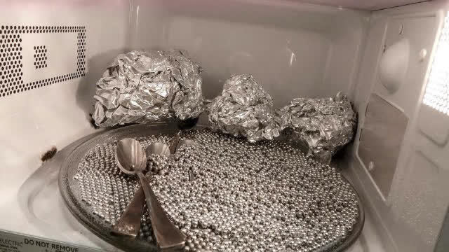 微波炉工作原理是什么?勺子放进微波炉,有趣科学现象发生了