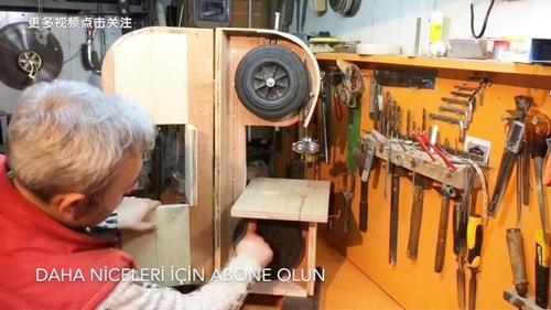 牛人竟用废旧轮胎,运用电钻做能源,DIY微型带锯机!