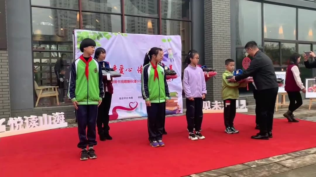 书香传递爱心,小学“课外书屋”落户城市书房