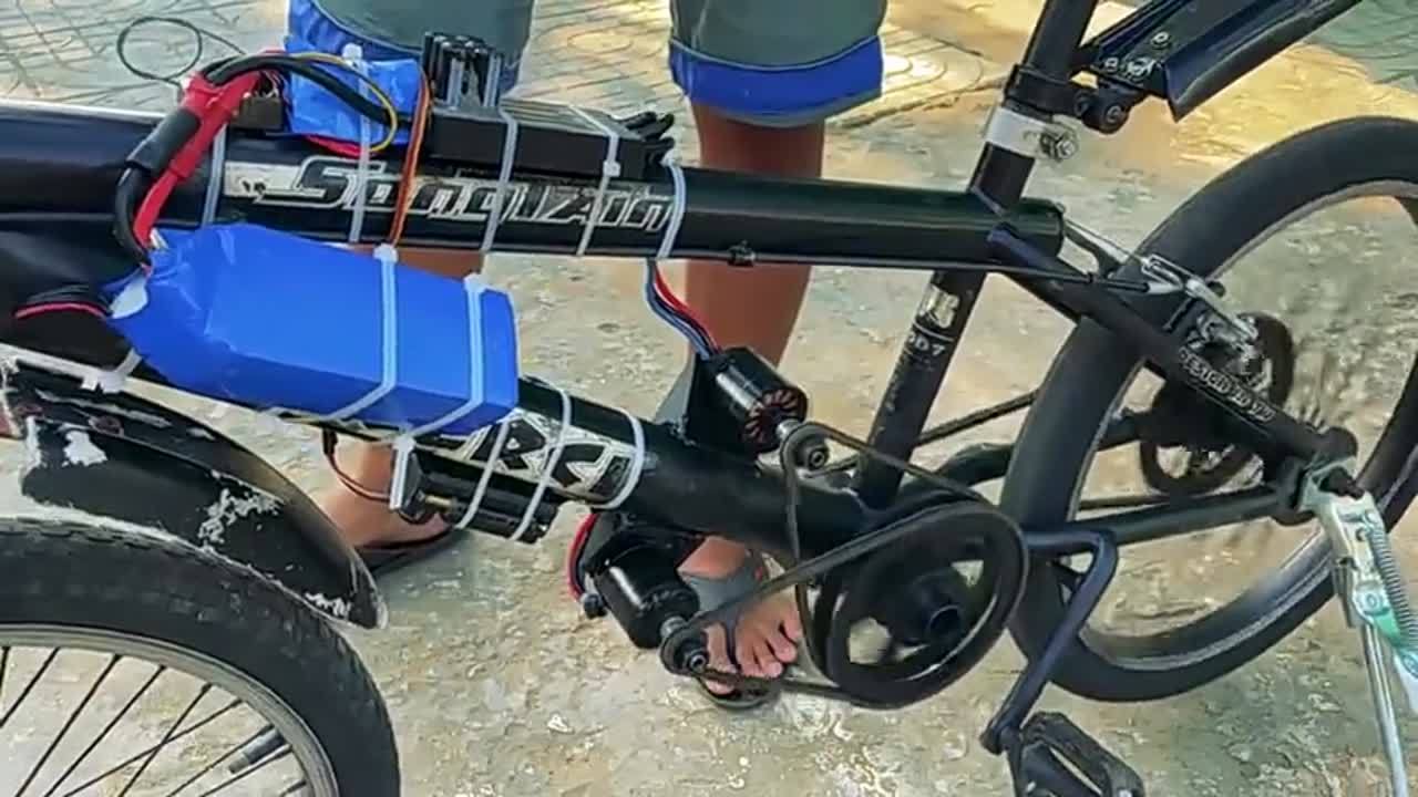 自行车改装成电车,装两台大功率电机,上路后速度飞快