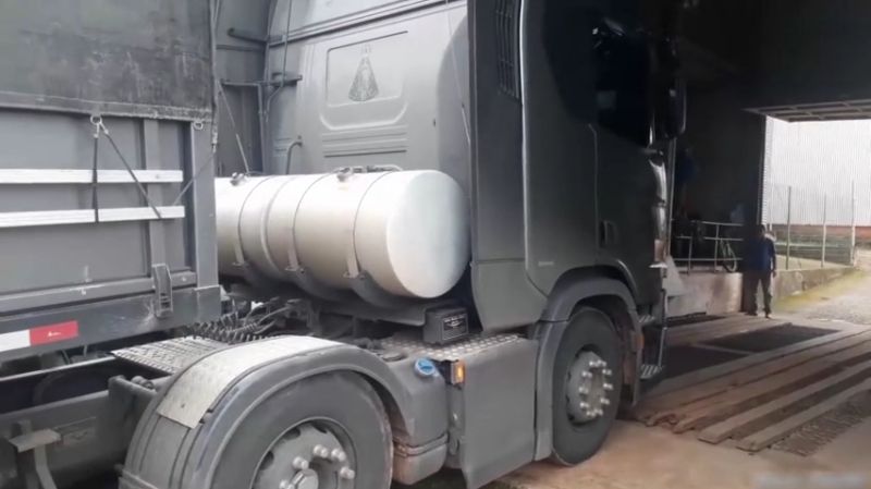 斯堪尼亚卡车开来装载,这负荷真厉害