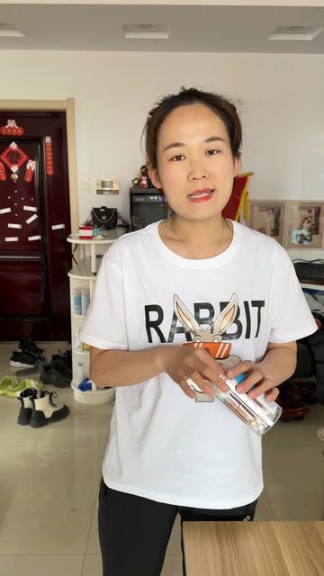 夏天孩子难免磕磕碰碰,自带碘伏的棉签干净又卫生,随身携带太方便了