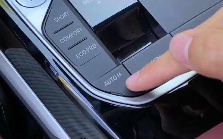 很多人买完车从来都没有用过这个自动驻车功能,那么如何正确使用呢#...