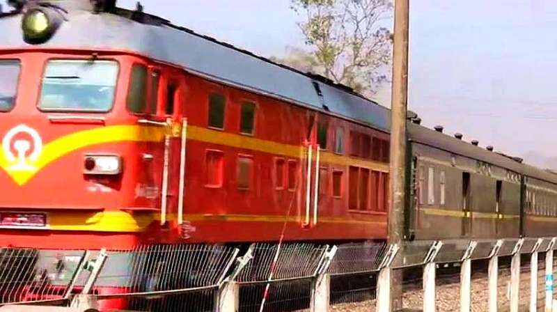 橘色东风机车牵引K365次快速列车,广茂铁路道口疾驰通过!