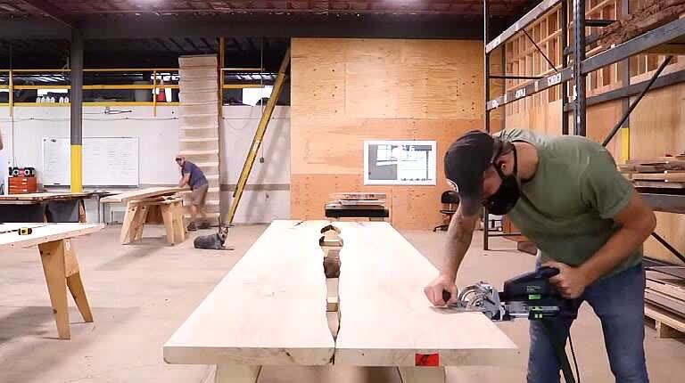 一张5米长的大会议桌,国外木匠是如何制作的?