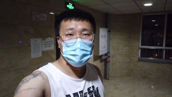 社区工作人员来我们小区登记业主信息,明天核酸检测,大连加油!