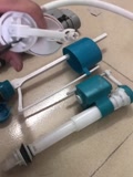 马桶水箱进水阀一直进水不止水,水位很高。可以试下用这个方法处理...