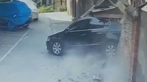 还有这种操作?轿车失控撞车后 又倒车撞上墙