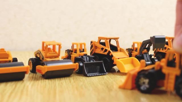 儿童趣味汽车:玩具小汽车,用橡皮泥修建道路