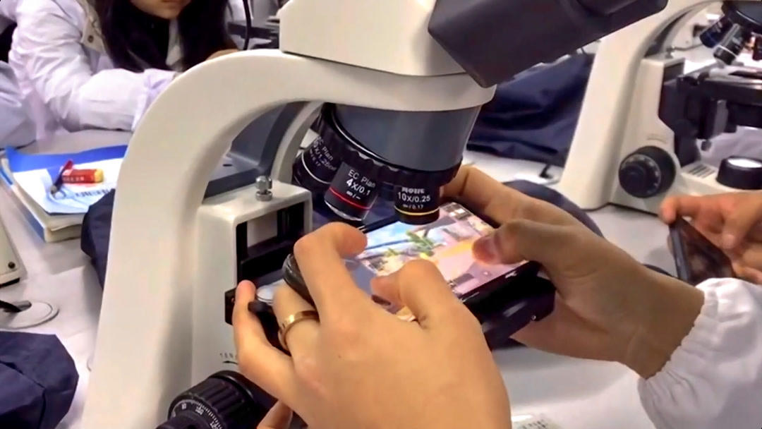 医学生用显微镜打游戏,一顿操作猛如虎,结束后一句话令网友炸锅
