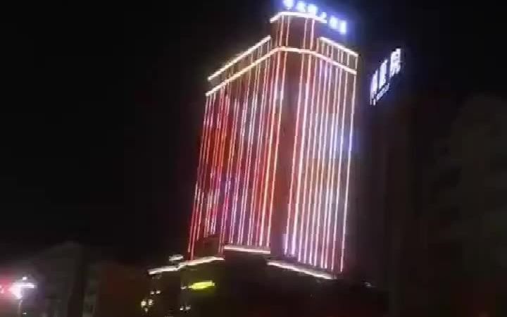 酒店楼体亮化工程DMX512线条灯厂家管屏效果