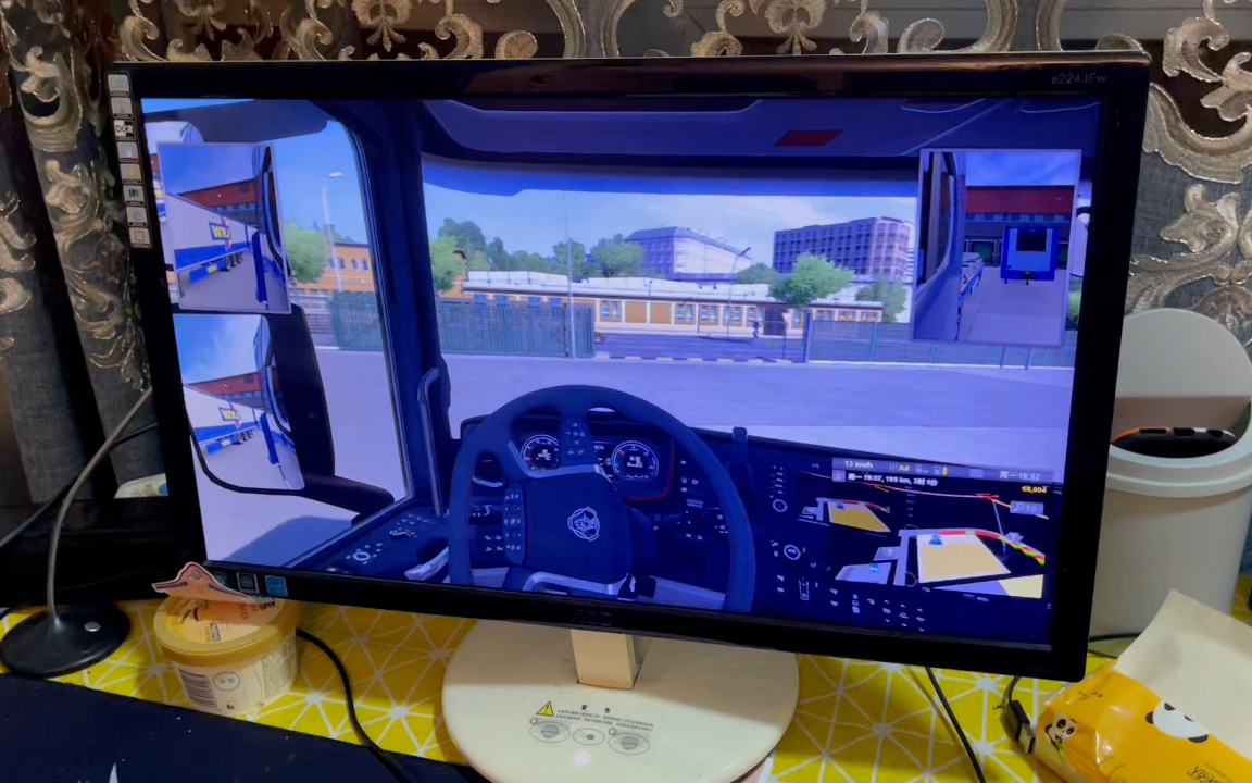 方向盘+《欧洲卡车模拟2》,今晚我们就是快乐的卡车司机～