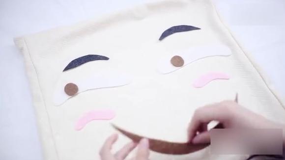 旧衣服别扔,还可以改造成滑稽抱枕